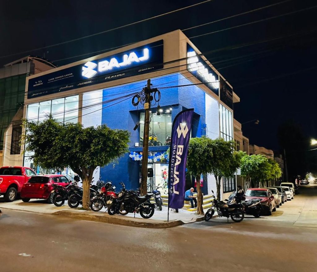 Bajaj inaugura la agencia más grande de León